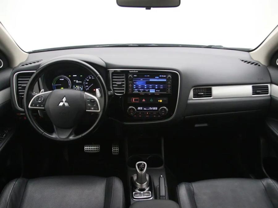 Mitsubishi Outlander 2014 in Vilnius, with an engine capacity of 2.00 L and mileage of 240 thousand km for 9699 €, photo 3 on AUTOMOTO.COM.LV