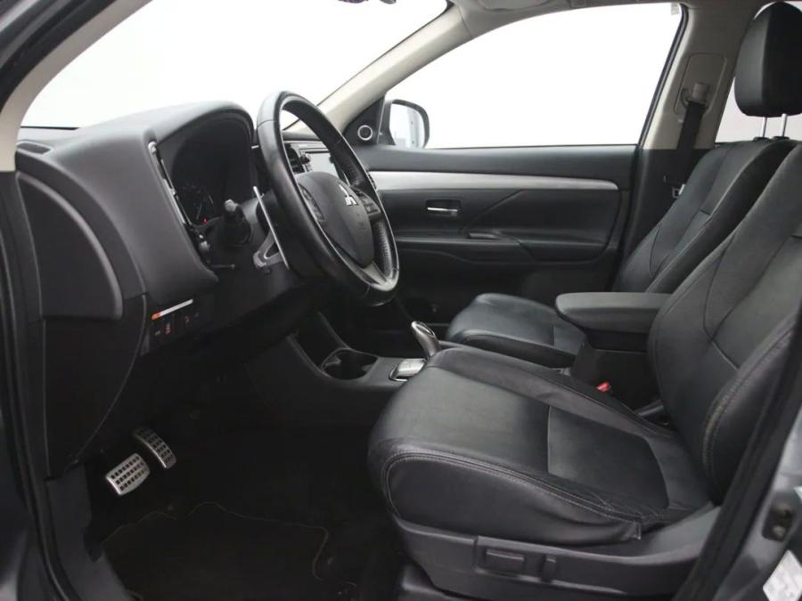 Mitsubishi Outlander 2014 in Vilnius, with an engine capacity of 2.00 L and mileage of 240 thousand km for 9699 €, photo 5 on AUTOMOTO.COM.LV