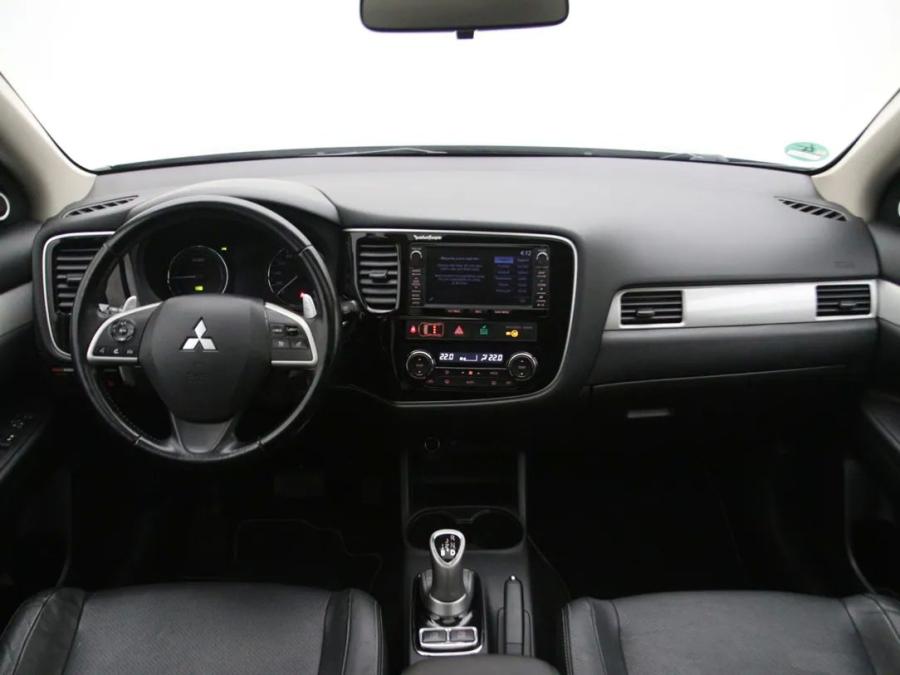 Mitsubishi Outlander 2014 in Vilnius, with an engine capacity of 2.00 L and mileage of 207 thousand km for 9999 €, photo 3 on AUTOMOTO.COM.LV