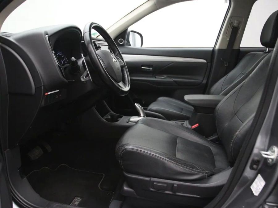 Mitsubishi Outlander 2014 in Vilnius, with an engine capacity of 2.00 L and mileage of 207 thousand km for 9999 €, photo 5 on AUTOMOTO.COM.LV