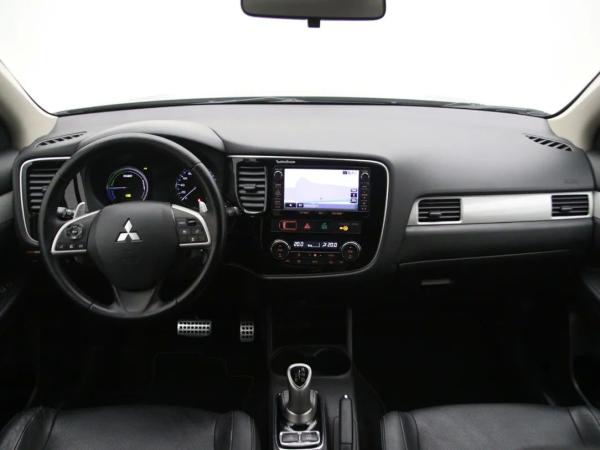 Mitsubishi Outlander 2014 in Vilnius, with an engine capacity of 2.00 L and mileage of 203 thousand km for 10299 €, photo 2 on AUTOMOTO.COM.LV