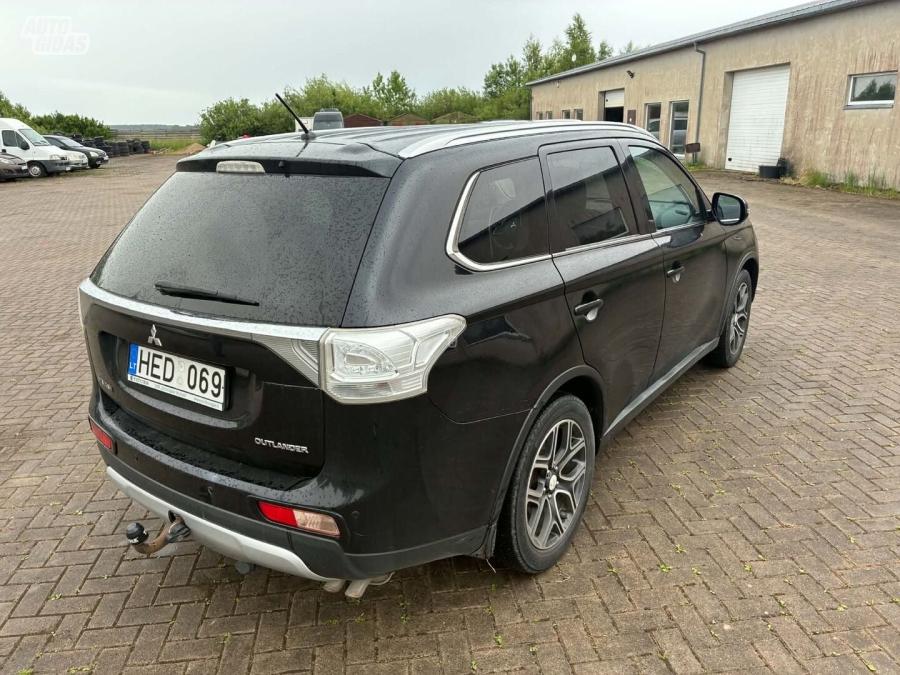 Mitsubishi Outlander 2014 in Kretinga, with an engine capacity of 2.00 L and mileage of 266 thousand km for 5900 €, photo 5 on AUTOMOTO.COM.LV