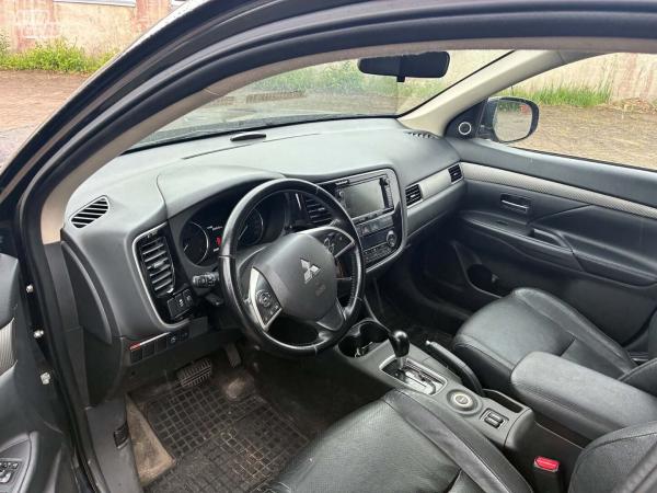 Mitsubishi Outlander 2014 in Kretinga, with an engine capacity of 2.00 L and mileage of 266 thousand km for 5900 €, photo 5 on AUTOMOTO.COM.LV