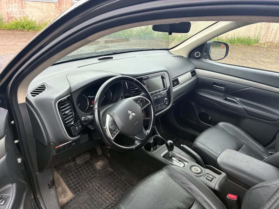 Mitsubishi Outlander 2014 in Kretinga, with an engine capacity of 2.00 L and mileage of 266 thousand km for 5900 €, photo 6 on AUTOMOTO.COM.LV