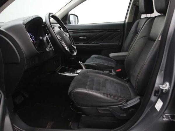 Mitsubishi Outlander 2015 in Vilnius, with an engine capacity of 2.00 L and mileage of 253 thousand km for 11899 €, photo 4 on AUTOMOTO.COM.LV