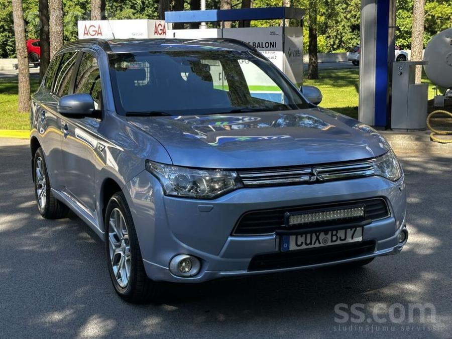 Mitsubishi Outlander 2015 in Riga, with an engine capacity of 2.00 L and mileage of 199 thousand km for 10599 €, photo 1 on AUTOMOTO.COM.LV