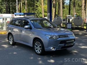 Mitsubishi Outlander 2015 in Riga, with an engine capacity of 2.00 L and mileage of 199 thousand km for 10599 €, photo 3 on AUTOMOTO.COM.LV