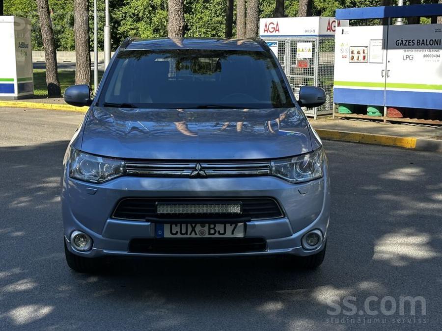 Mitsubishi Outlander 2015 in Riga, with an engine capacity of 2.00 L and mileage of 199 thousand km for 10599 €, photo 4 on AUTOMOTO.COM.LV