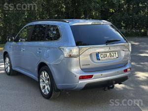 Mitsubishi Outlander 2015 in Riga, with an engine capacity of 2.00 L and mileage of 199 thousand km for 10599 €, photo 7 on AUTOMOTO.COM.LV