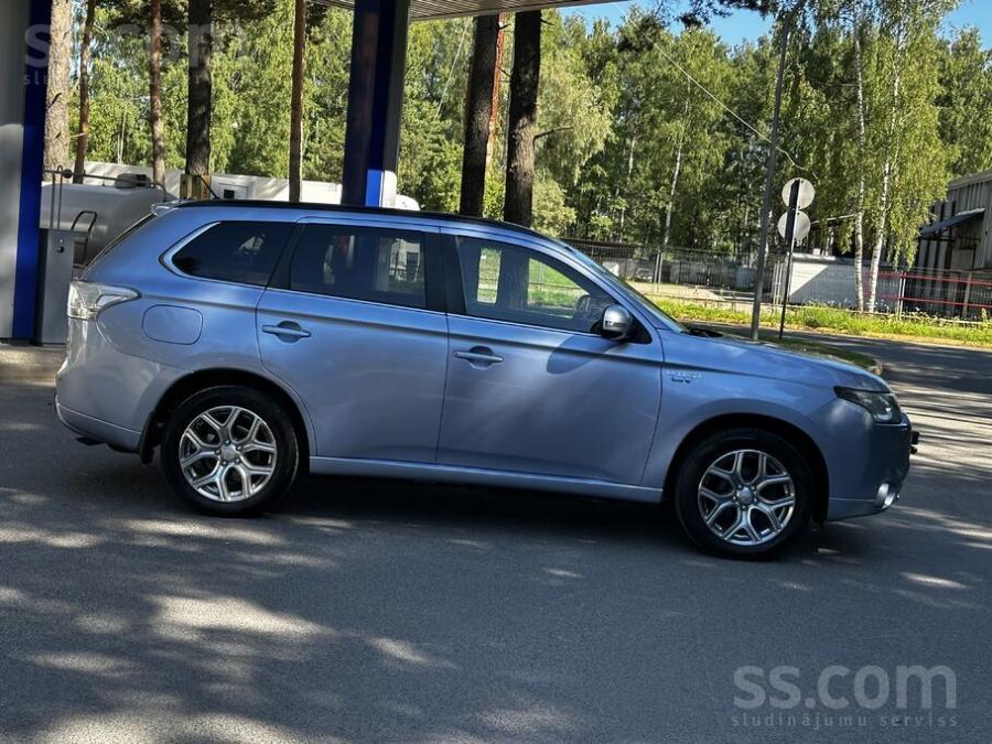 Mitsubishi Outlander 2015 in Riga, with an engine capacity of 2.00 L and mileage of 199 thousand km for 10599 €, photo 8 on AUTOMOTO.COM.LV