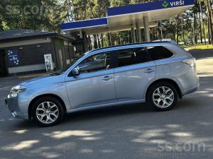 Mitsubishi Outlander 2015 in Riga, with an engine capacity of 2.00 L and mileage of 199 thousand km for 10599 €, photo 9 on AUTOMOTO.COM.LV