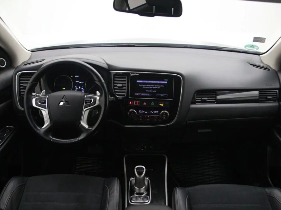 Mitsubishi Outlander 2016 in Vilnius, with an engine capacity of 2.00 L and mileage of 186 thousand km for 14799 €, photo 3 on AUTOMOTO.COM.LV