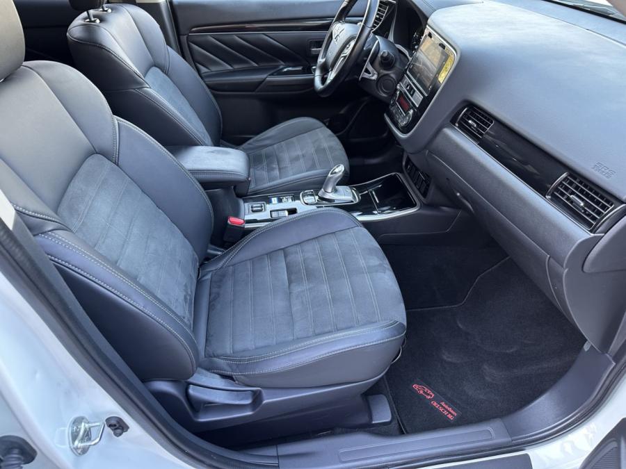 Mitsubishi Outlander 2019 in Vilnius, with an engine capacity of 2.40 L and mileage of 158 thousand km for 16750 €, photo 5 on AUTOMOTO.COM.LV
