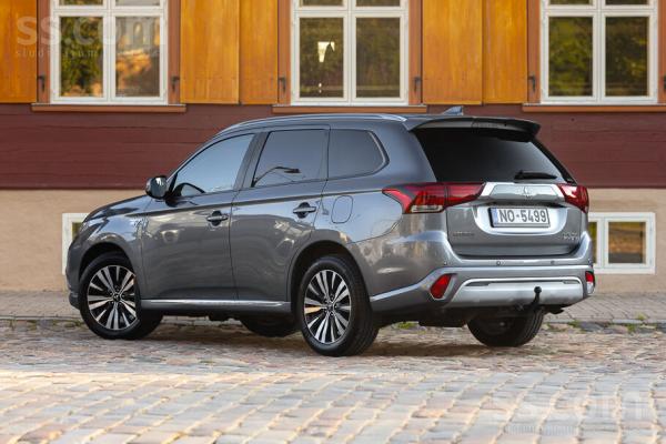 Mitsubishi Outlander 2019 in Jelgava, with an engine capacity of 2.40 L and mileage of 144 thousand km for 17300 €, photo 5 on AUTOMOTO.COM.LV