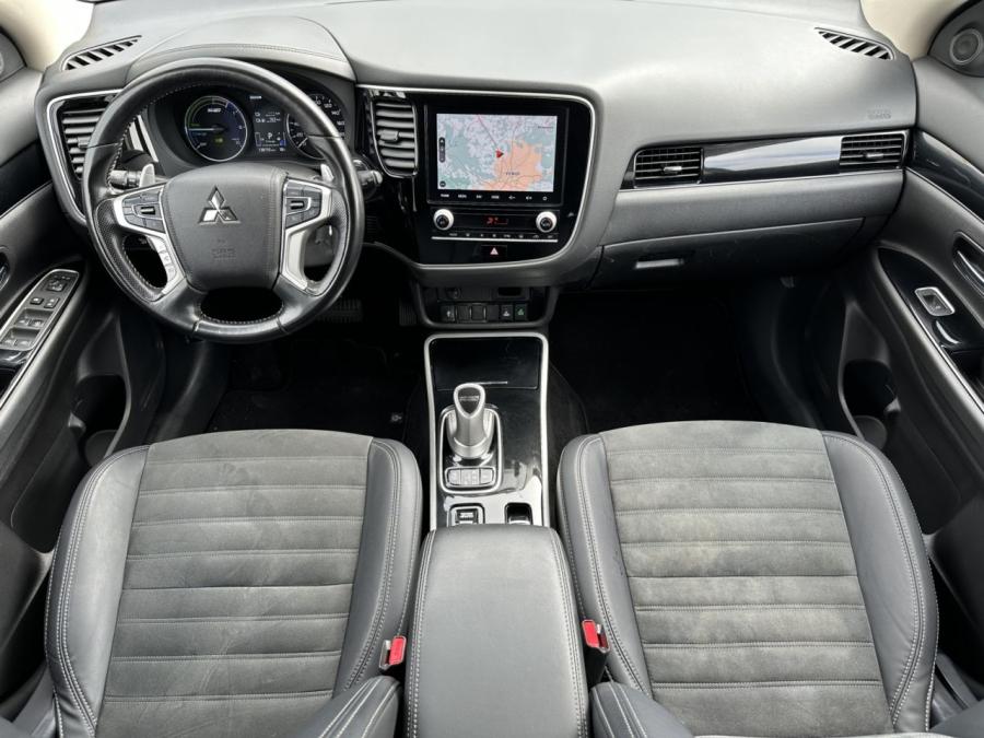 Mitsubishi Outlander 2020 in Vilnius, with an engine capacity of 2.40 L and mileage of 139 thousand km for 18450 €, photo 4 on AUTOMOTO.COM.LV