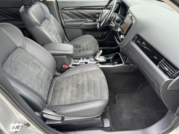 Mitsubishi Outlander 2020 in Vilnius, with an engine capacity of 2.40 L and mileage of 139 thousand km for 18450 €, photo 5 on AUTOMOTO.COM.LV