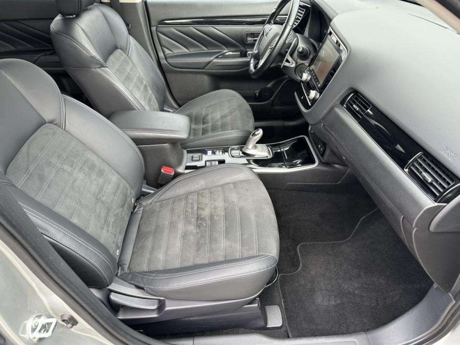 Mitsubishi Outlander 2020 in Vilnius, with an engine capacity of 2.40 L and mileage of 139 thousand km for 18450 €, photo 5 on AUTOMOTO.COM.LV