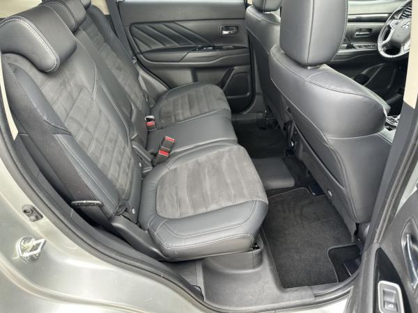 Mitsubishi Outlander 2020 in Vilnius, with an engine capacity of 2.40 L and mileage of 139 thousand km for 18450 €, photo 6 on AUTOMOTO.COM.LV