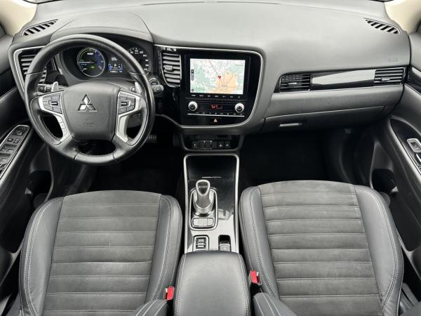 Mitsubishi Outlander 2021 in Vilnius, with an engine capacity of 2.40 L and mileage of 120 thousand km for 20750 €, photo 3 on AUTOMOTO.COM.LV