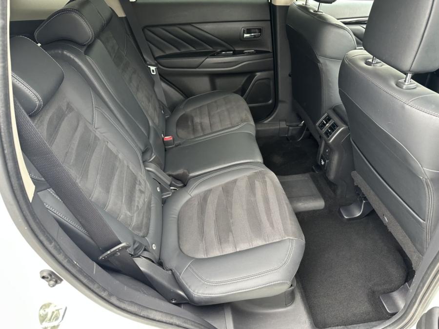 Mitsubishi Outlander 2021 in Vilnius, with an engine capacity of 2.40 L and mileage of 120 thousand km for 20750 €, photo 6 on AUTOMOTO.COM.LV
