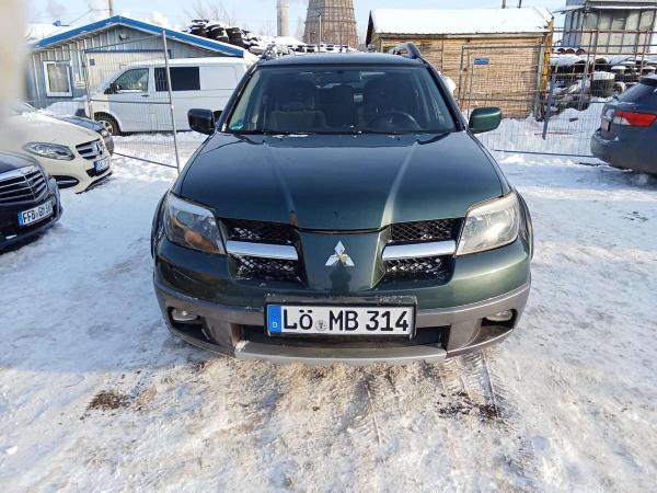 Green Mitsubishi Outlander 2004 in Kaunas, with an engine capacity of 2.40 L and mileage of 230 thousand km for 2350 €, photo 3 on AUTOMOTO.COM.LV