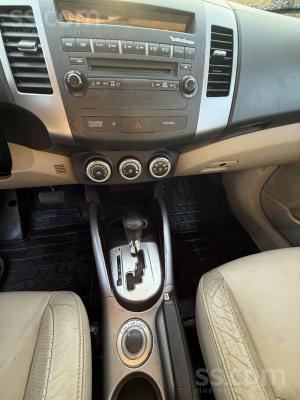 Zaļš Mitsubishi Outlander 2008 Rīga, ar dzinēja tilpumu 2.40 L un nobraukumu 160 tūkst. km par 2800 €, foto 9 vietnē AUTOMOTO.COM.LV