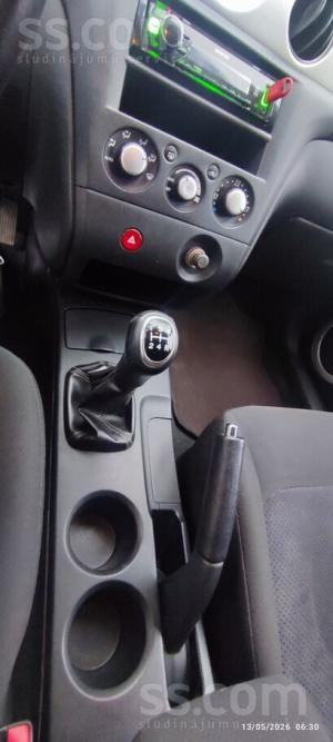 Pelēks Mitsubishi Outlander 2004 Rīga, ar dzinēja tilpumu 2.40 L un nobraukumu 169 tūkst. km par 2500 €, foto 7 vietnē AUTOMOTO.COM.LV