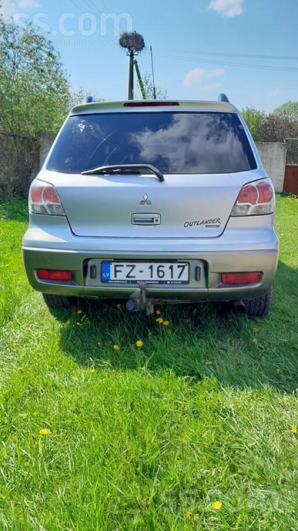 Pelēks Mitsubishi Outlander 2004 Rēzekne, ar dzinēja tilpumu 2.40 L un nobraukumu 296 tūkst. km par 2350 €, foto 3 vietnē AUTOMOTO.COM.LV