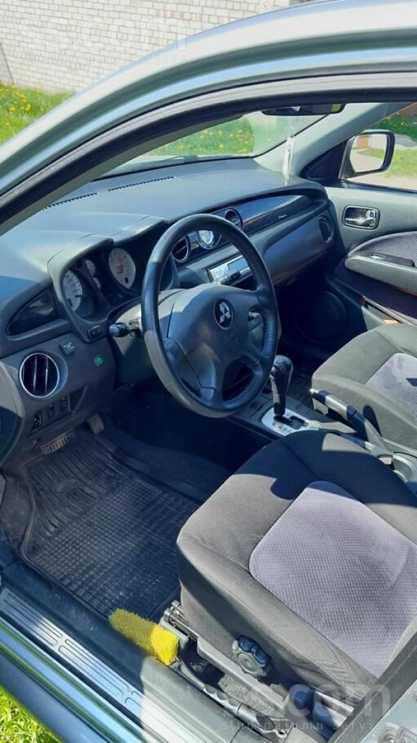 Pelēks Mitsubishi Outlander 2004 Rēzekne, ar dzinēja tilpumu 2.40 L un nobraukumu 296 tūkst. km par 2350 €, foto 5 vietnē AUTOMOTO.COM.LV