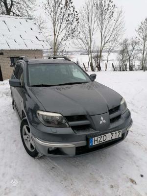 Pelēks Mitsubishi Outlander 2005 Alīta, ar dzinēja tilpumu 2.00 L un nobraukumu 269 tūkst. km par 2150 €, foto  vietnē AUTOMOTO.COM.LV