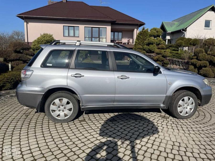 Pelēks Mitsubishi Outlander 2005 Alīta, ar dzinēja tilpumu 2.00 L un nobraukumu 285 tūkst. km par 2000 €, foto 2 vietnē AUTOMOTO.COM.LV