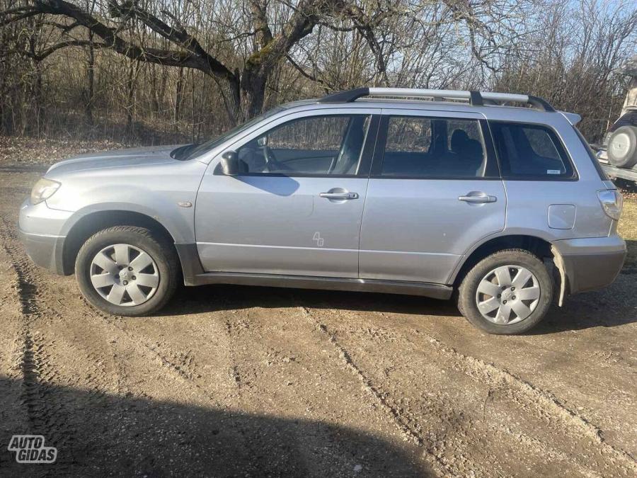 Pelēks Mitsubishi Outlander 2005 Alīta, ar dzinēja tilpumu 2.00 L un nobraukumu 285 tūkst. km par 2000 €, foto 3 vietnē AUTOMOTO.COM.LV