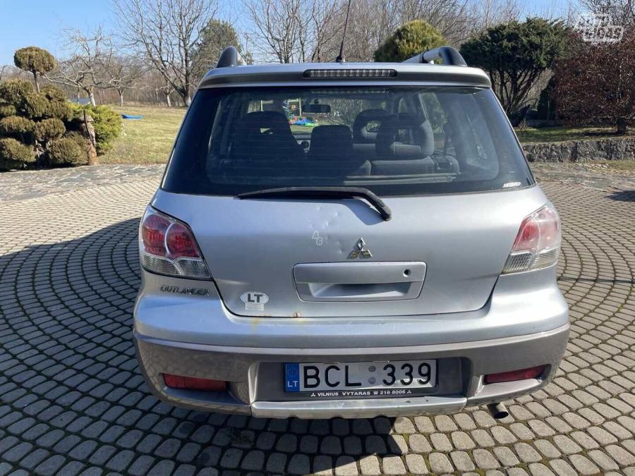 Pelēks Mitsubishi Outlander 2005 Alīta, ar dzinēja tilpumu 2.00 L un nobraukumu 285 tūkst. km par 2000 €, foto 4 vietnē AUTOMOTO.COM.LV