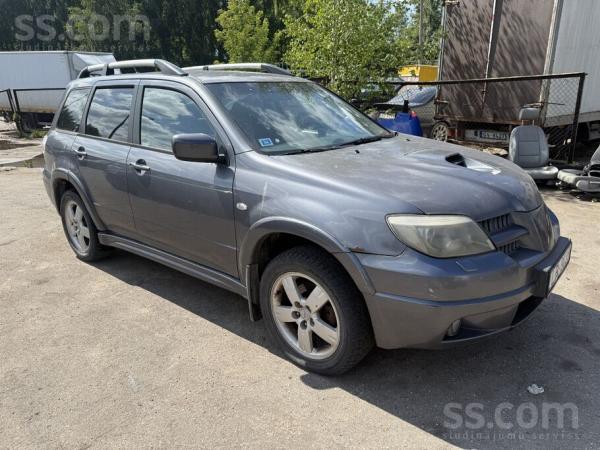Pelēks Mitsubishi Outlander 2005 Rīga, ar dzinēja tilpumu 2.00 L un nobraukumu 300 tūkst. km par 1250 €, foto 3 vietnē AUTOMOTO.COM.LV