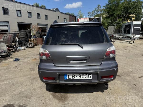 Pelēks Mitsubishi Outlander 2005 Rīga, ar dzinēja tilpumu 2.00 L un nobraukumu 300 tūkst. km par 1250 €, foto 4 vietnē AUTOMOTO.COM.LV