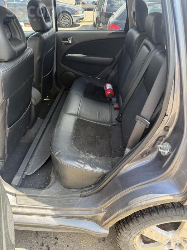 Pelēks Mitsubishi Outlander 2005 Rīga, ar dzinēja tilpumu 2.00 L un nobraukumu 300 tūkst. km par 1250 €, foto 6 vietnē AUTOMOTO.COM.LV