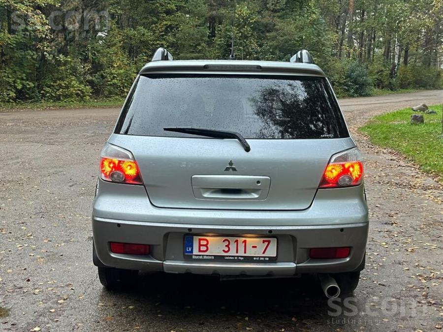 Grey Mitsubishi Outlander 2005 in Riga, with an engine capacity of 2.40 L and mileage of 0 thousand km for 2799 €, photo 5 on AUTOMOTO.COM.LV