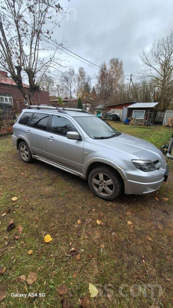 Pelēks Mitsubishi Outlander 2006 Rīga, ar dzinēja tilpumu 2.40 L un nobraukumu 371 tūkst. km par 1100 €, foto 1 vietnē AUTOMOTO.COM.LV