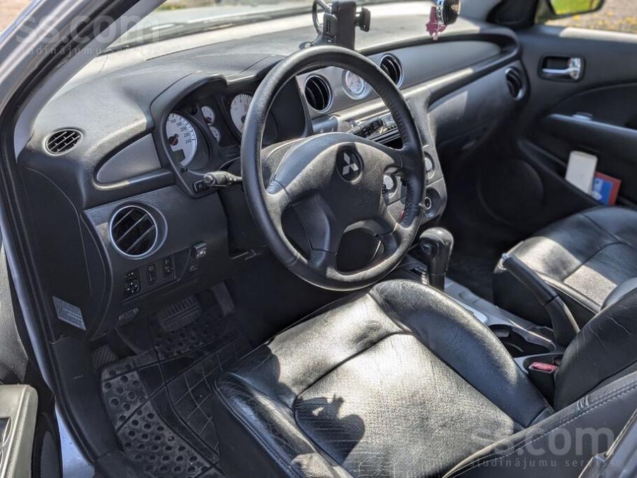 Pelēks Mitsubishi Outlander 2006 Rīga, ar dzinēja tilpumu 2.40 L un nobraukumu 219 tūkst. km par 3100 €, foto 3 vietnē AUTOMOTO.COM.LV