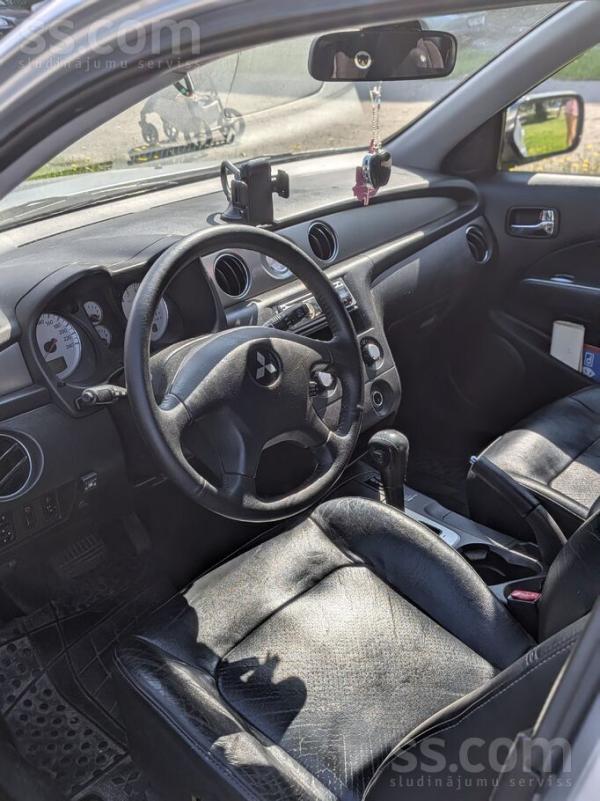 Pelēks Mitsubishi Outlander 2006 Rīga, ar dzinēja tilpumu 2.40 L un nobraukumu 219 tūkst. km par 3100 €, foto 3 vietnē AUTOMOTO.COM.LV