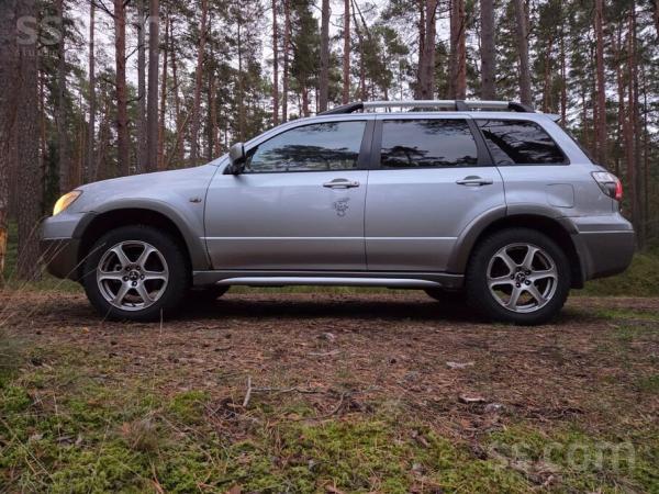 Grey Mitsubishi Outlander 2006 in Riga, with an engine capacity of 2.40 L and mileage of 219 thousand km for 2800 €, photo 3 on AUTOMOTO.COM.LV
