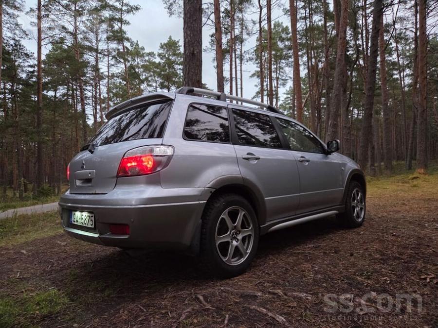 Grey Mitsubishi Outlander 2006 in Riga, with an engine capacity of 2.40 L and mileage of 219 thousand km for 2800 €, photo 4 on AUTOMOTO.COM.LV