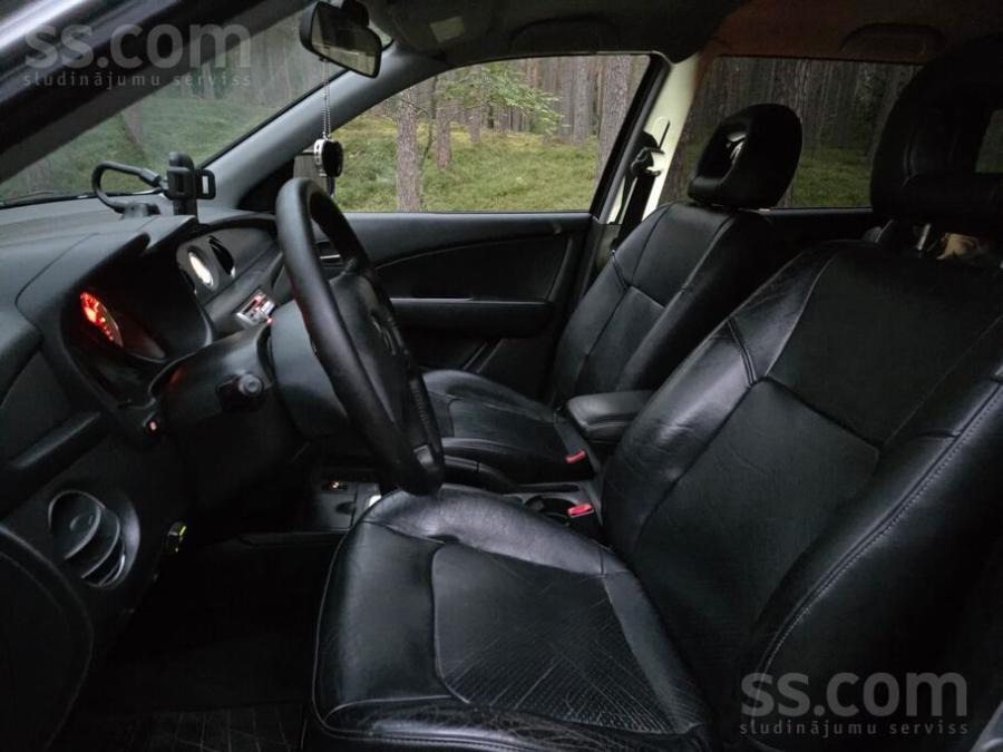 Grey Mitsubishi Outlander 2006 in Riga, with an engine capacity of 2.40 L and mileage of 219 thousand km for 2800 €, photo 5 on AUTOMOTO.COM.LV
