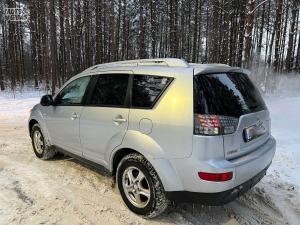Pelēks Mitsubishi Outlander 2007 Viļņa, ar dzinēja tilpumu 2.00 L un nobraukumu 300 tūkst. km par 2950 €, foto  vietnē AUTOMOTO.COM.LV