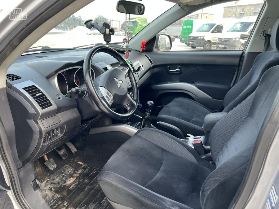 Pelēks Mitsubishi Outlander 2007 Viļņa, ar dzinēja tilpumu 2.00 L un nobraukumu 300 tūkst. km par 2950 €, foto 9 vietnē AUTOMOTO.COM.LV