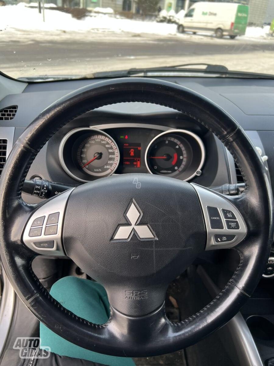 Pelēks Mitsubishi Outlander 2007 Viļņa, ar dzinēja tilpumu 2.00 L un nobraukumu 300 tūkst. km par 2950 €, foto 10 vietnē AUTOMOTO.COM.LV