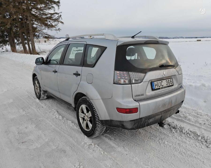 Grey Mitsubishi Outlander 2007 in Siauliai, with an engine capacity of 1.97 L and mileage of 302 thousand km for 1850 €, photo 4 on AUTOMOTO.COM.LV