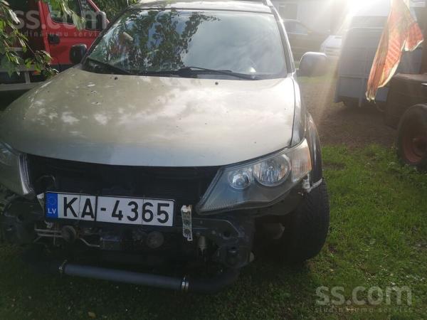 Grey Mitsubishi Outlander 2007 in Bauska, with an engine capacity of 2.00 L and mileage of 340 thousand km for 1800 €, photo 3 on AUTOMOTO.COM.LV