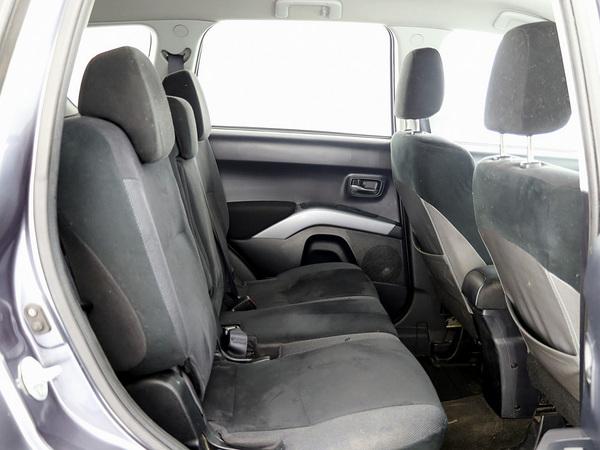 Pelēks Mitsubishi Outlander 2007 Tallina, ar dzinēja tilpumu 2.00 L un nobraukumu 192 tūkst. km par 1499 €, foto 7 vietnē AUTOMOTO.COM.LV