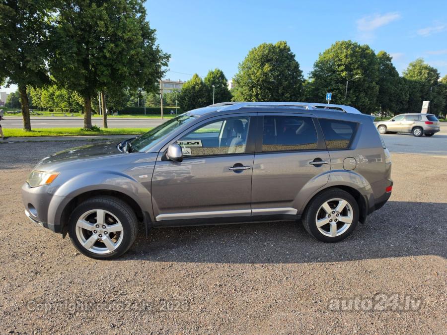 Pelēks Mitsubishi Outlander 2007 Tallina, ar dzinēja tilpumu 2.00 L un nobraukumu 228 tūkst. km par 2500 €, foto 6 vietnē AUTOMOTO.COM.LV